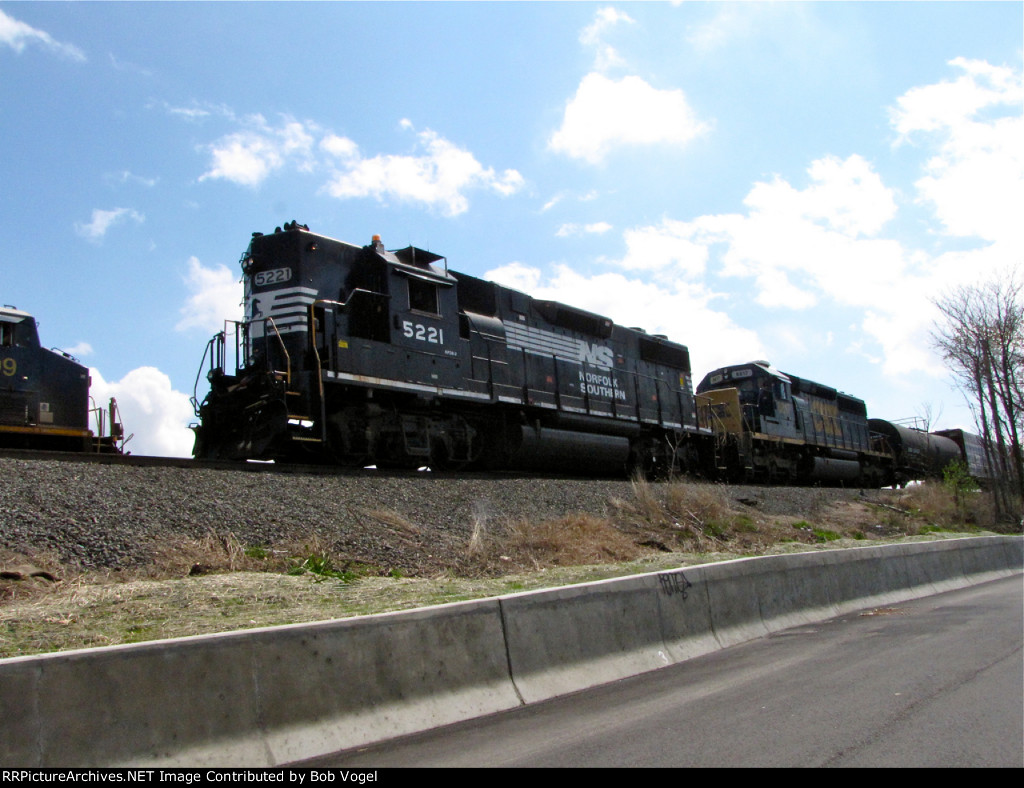 NS 5221 and CSX 8817